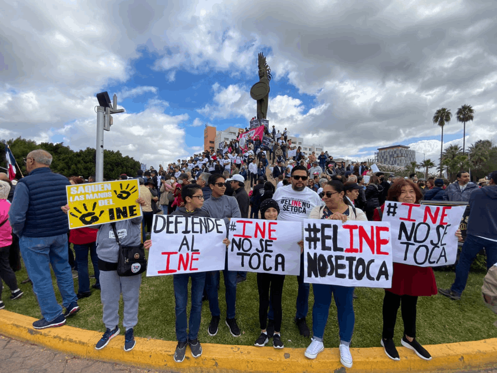 La marcha y manifestación de defensa al INE en Tijuana... - El Mexicano