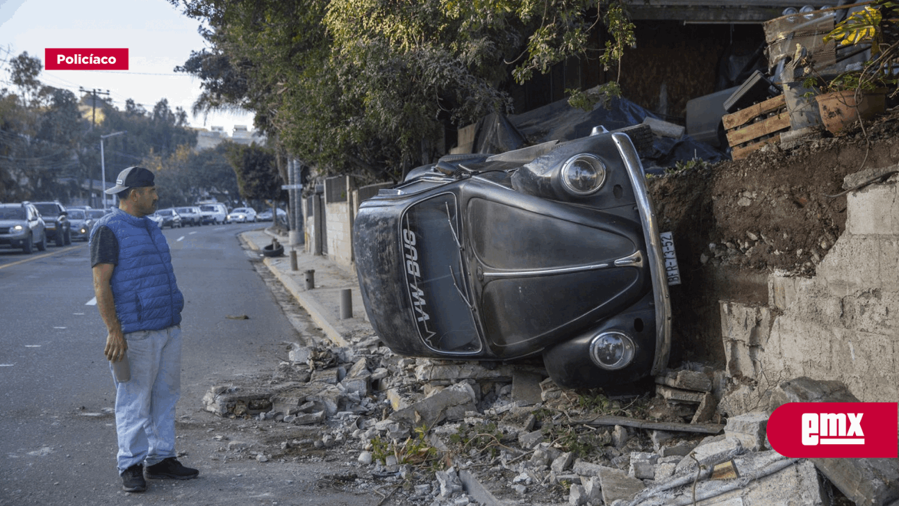 Conductor se impacta contra vivienda y saca a un bochito - El Mexicano